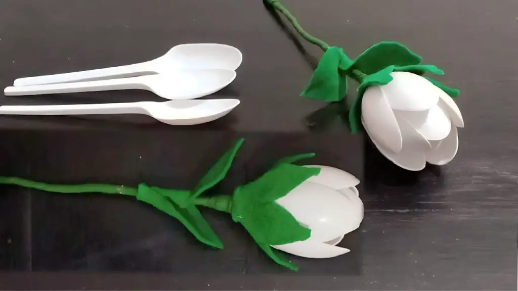Create Beautiful Flowers with 2 Plastic Spoons in Just 5 Minutes 🌷🥄 ...